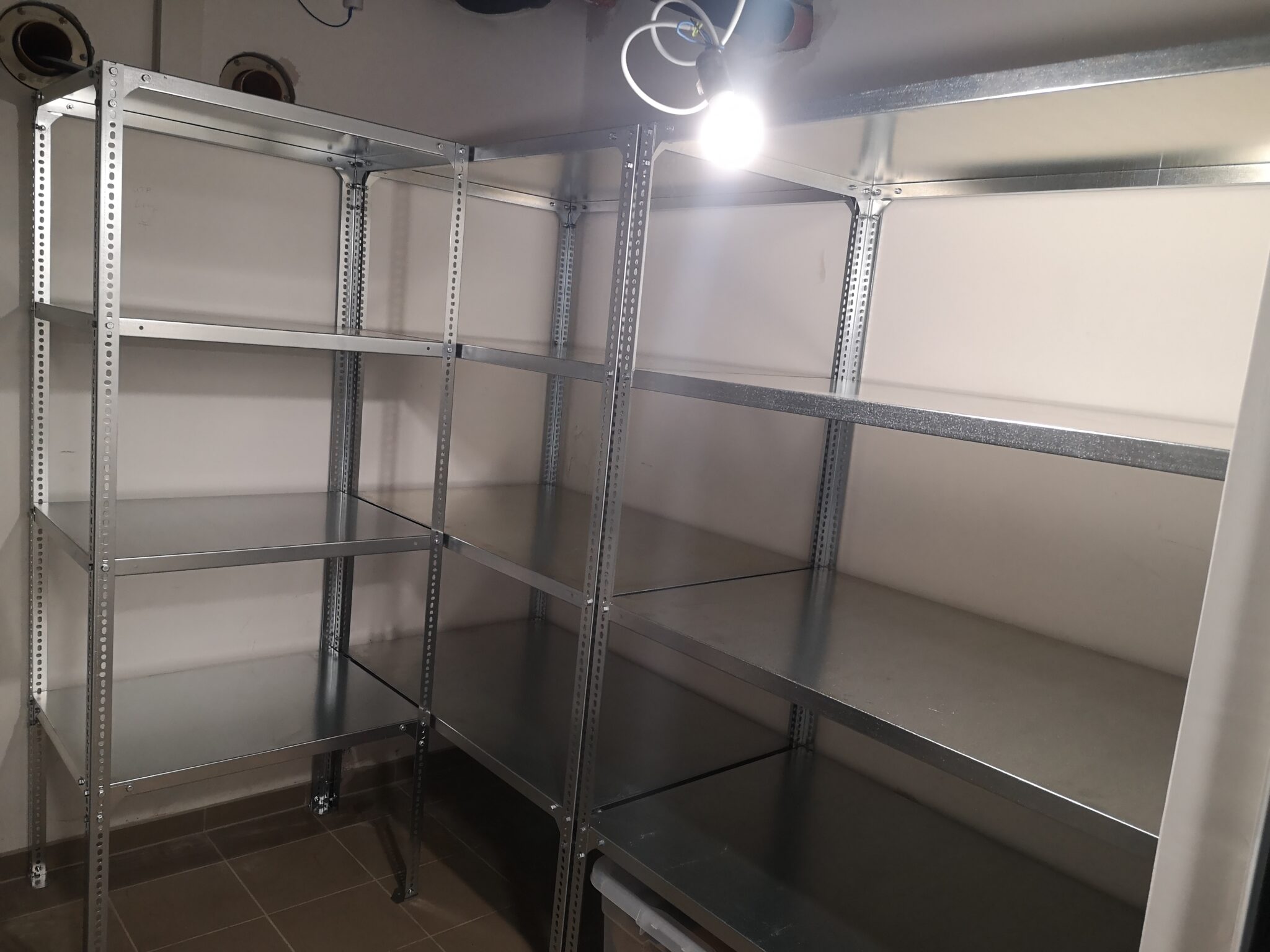 Lakópark alagsorában - Salgó-Dexion Állványok